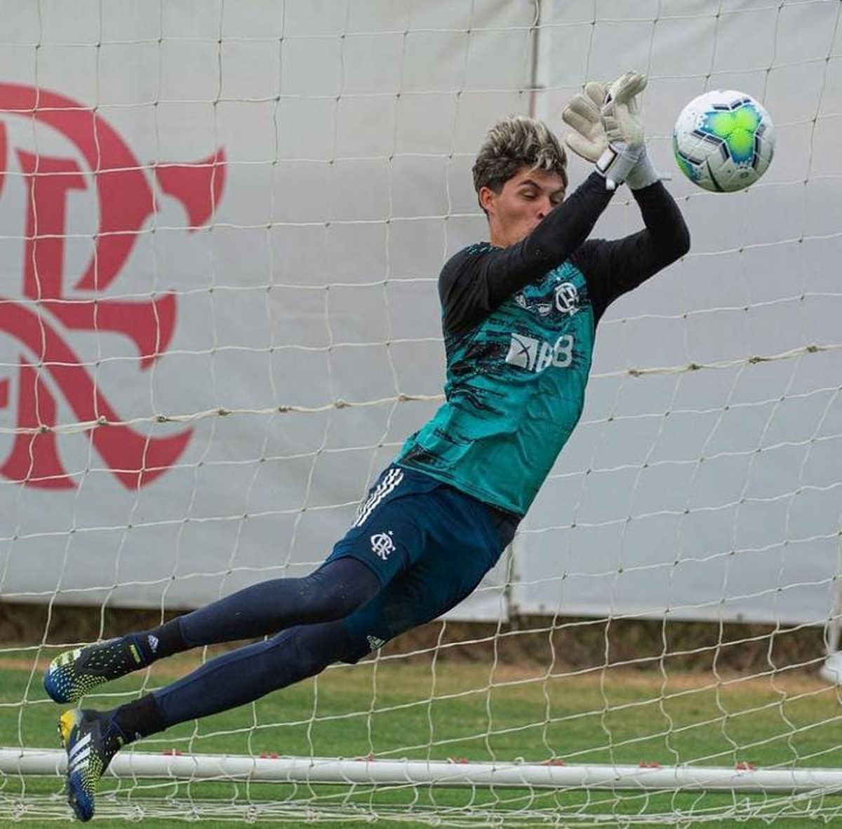 João Fernando, do Flamengo, consegue se desvincular de seus empresários ...
