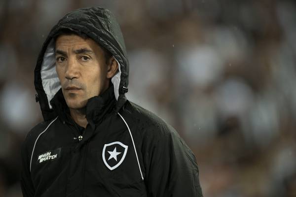 Torcida do Botafogo chama Bruno Lage de "burro" após empate com o Goiás ...