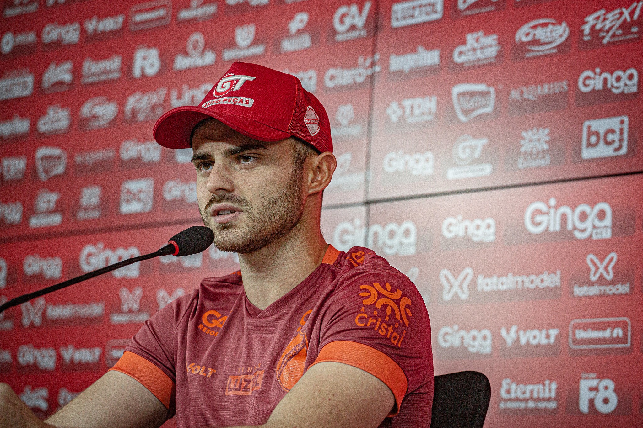 Gabriel Poveda mira reabilitação em casa, onde Vila Nova tem 100% de ...