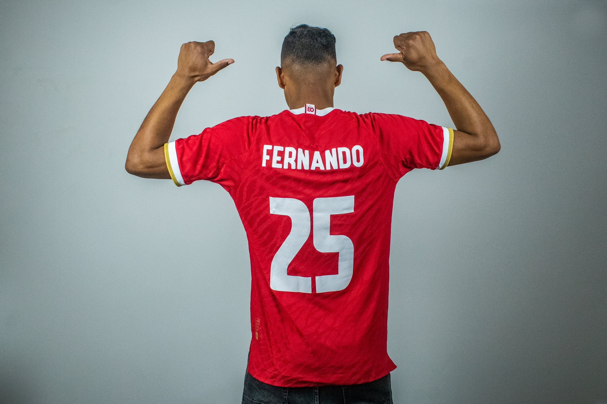 Vila Nova brinca com foto "pesada" de Fernando e Ralf: "Carregou aí?"