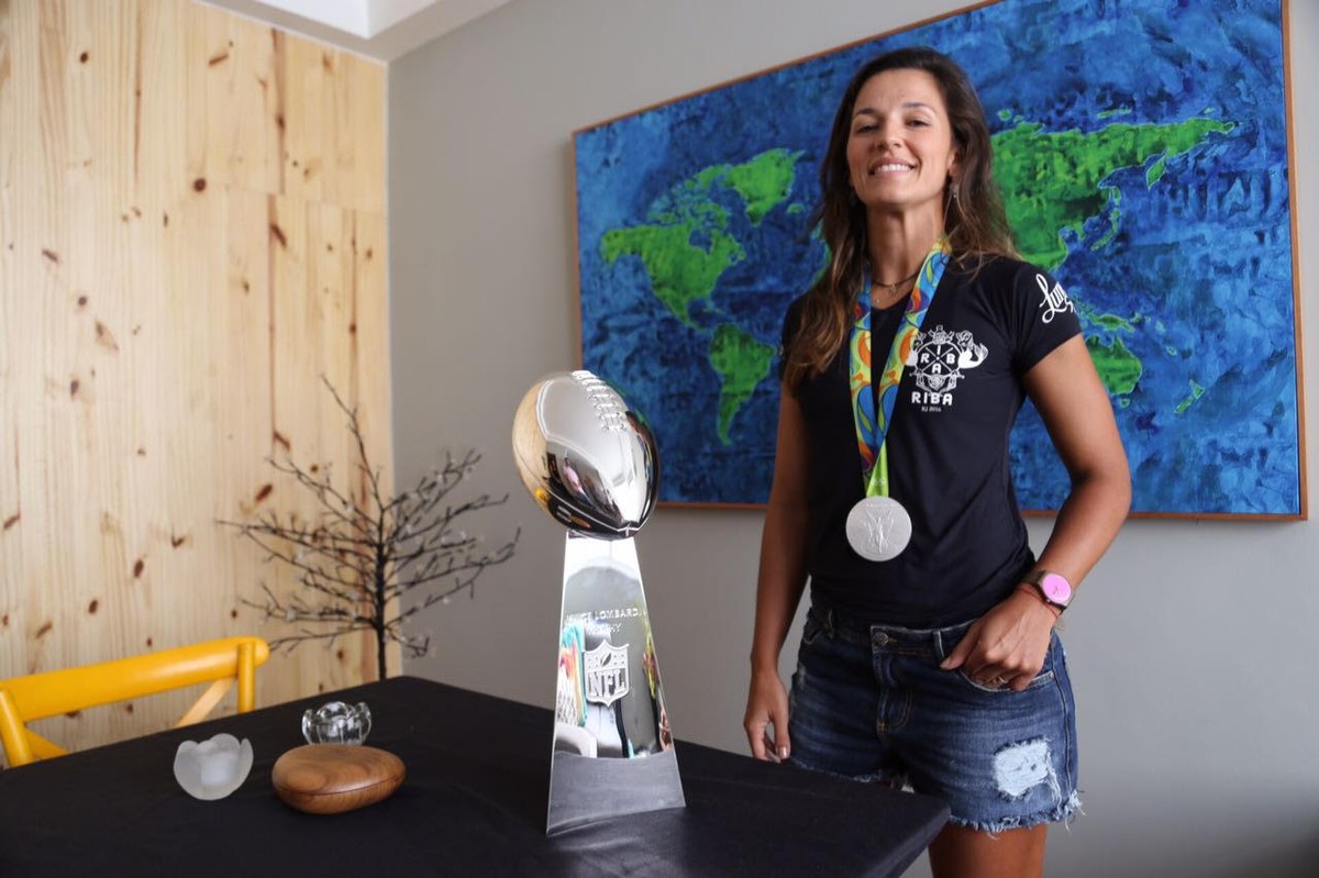 Medalhista olímpica, Bárbara Seixas recebe "visita" de troféu da NFL ...