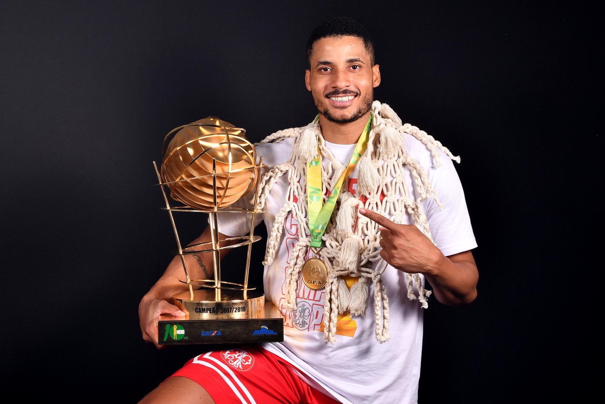 "Chutava 500 bolas por dia", relembra Eddy, primeiro capixaba campeão ...