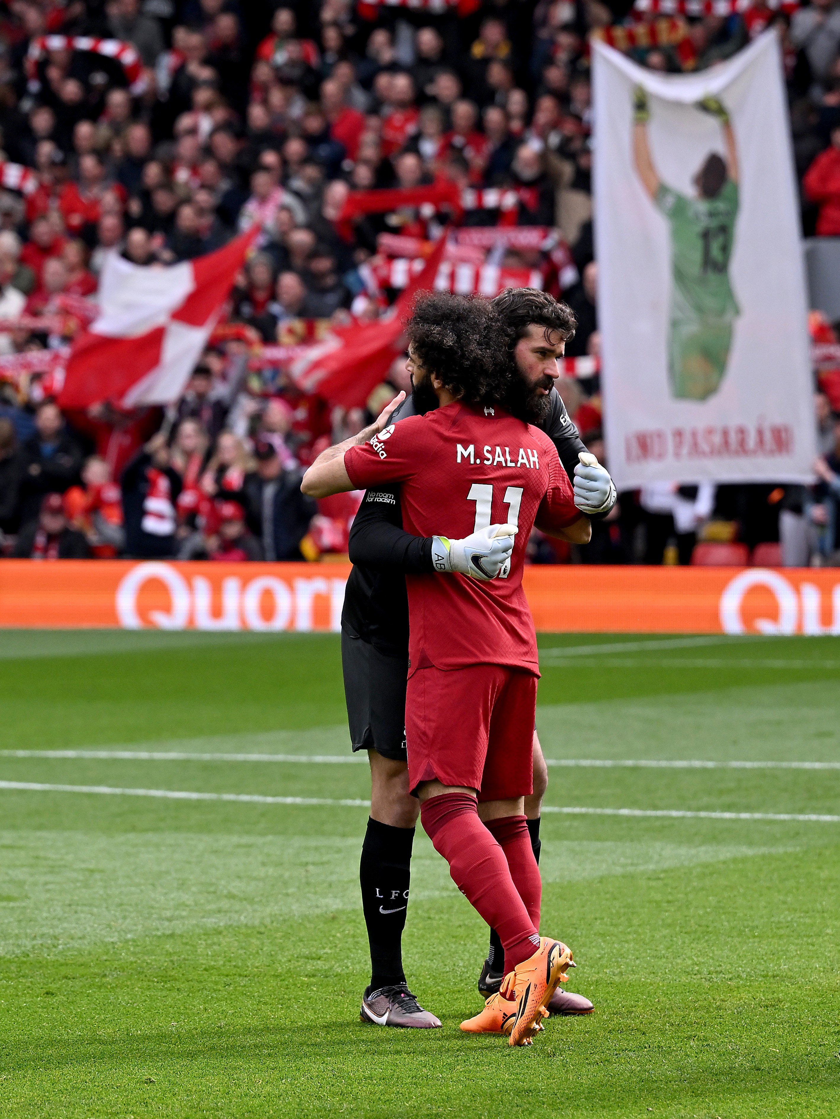 Alisson fala sobre crise no Liverpool com Salah: "Somos amigos, mas ...