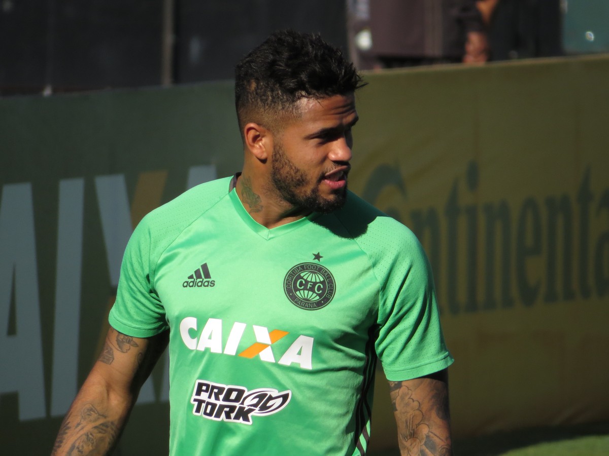 Lateral Léo, ex-Coritiba, é esperado nesta quarta no Rio para assinar ...