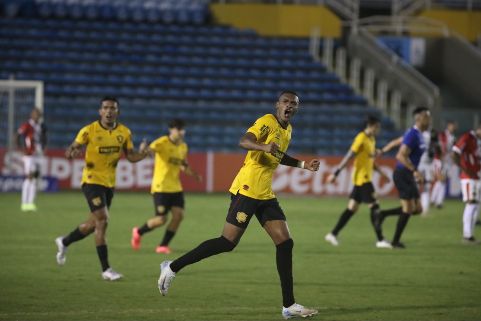 Matheus Alexandre comemora estreia no Sport com gol e assistência: "Só ...