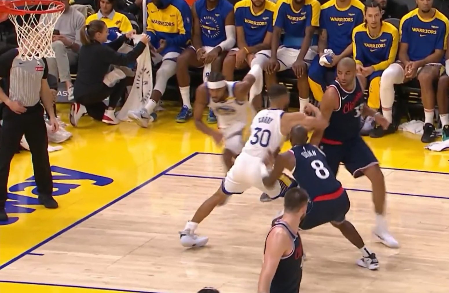 Curry faz jogada incrível, mas torce o tornozelo duas vezes e sai ...