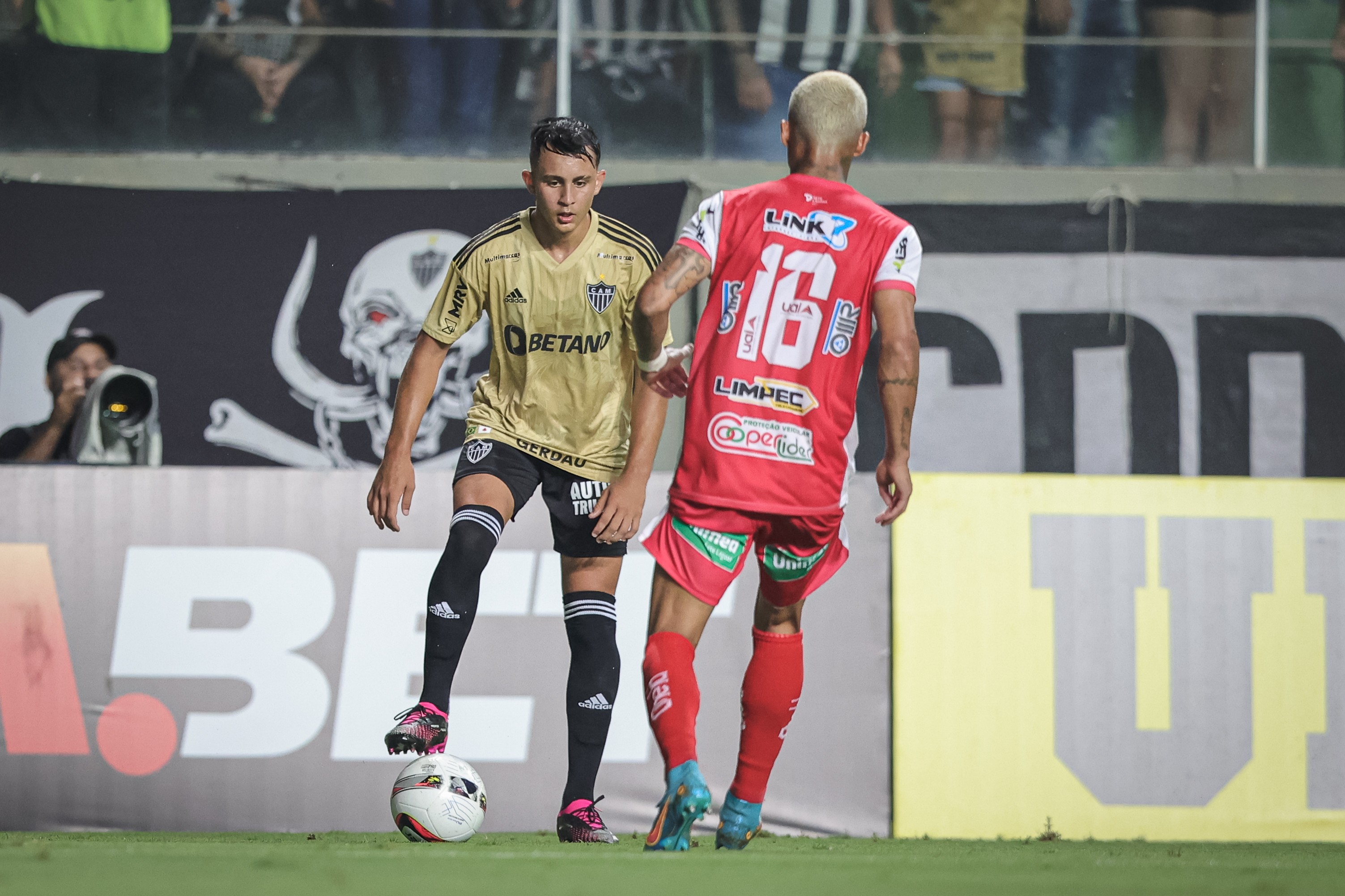 De volta ao Atlético-MG, Vitor Gabriel analisa metas da carreira e passa por “trote” na Cidade ...