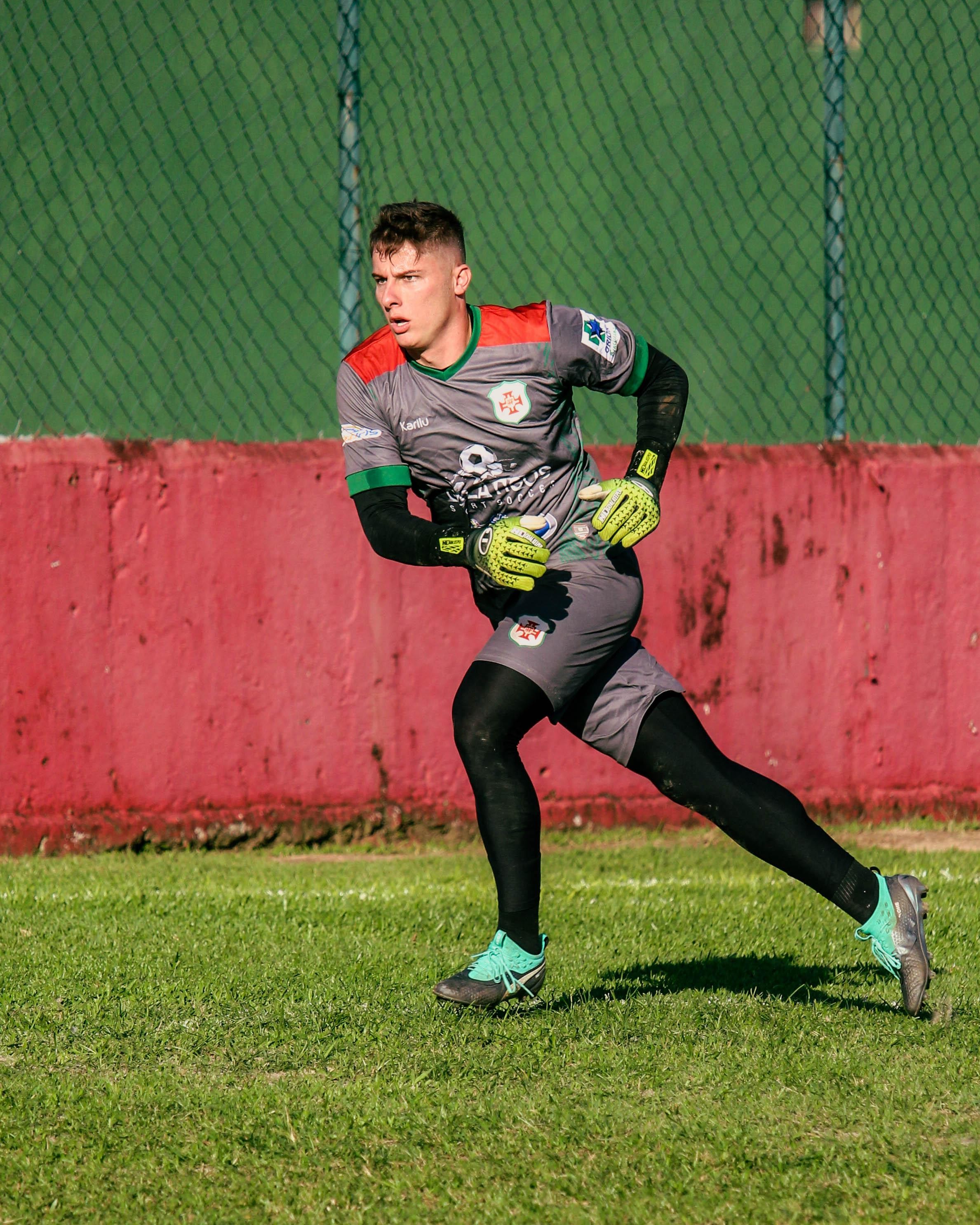 Portuguesa Santista anuncia contratação do goleiro Léo Steffen | Ge