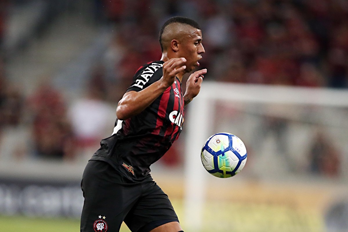 Em posição mais confortável, Bergson chega a segundo gol pelo Atlético-PR