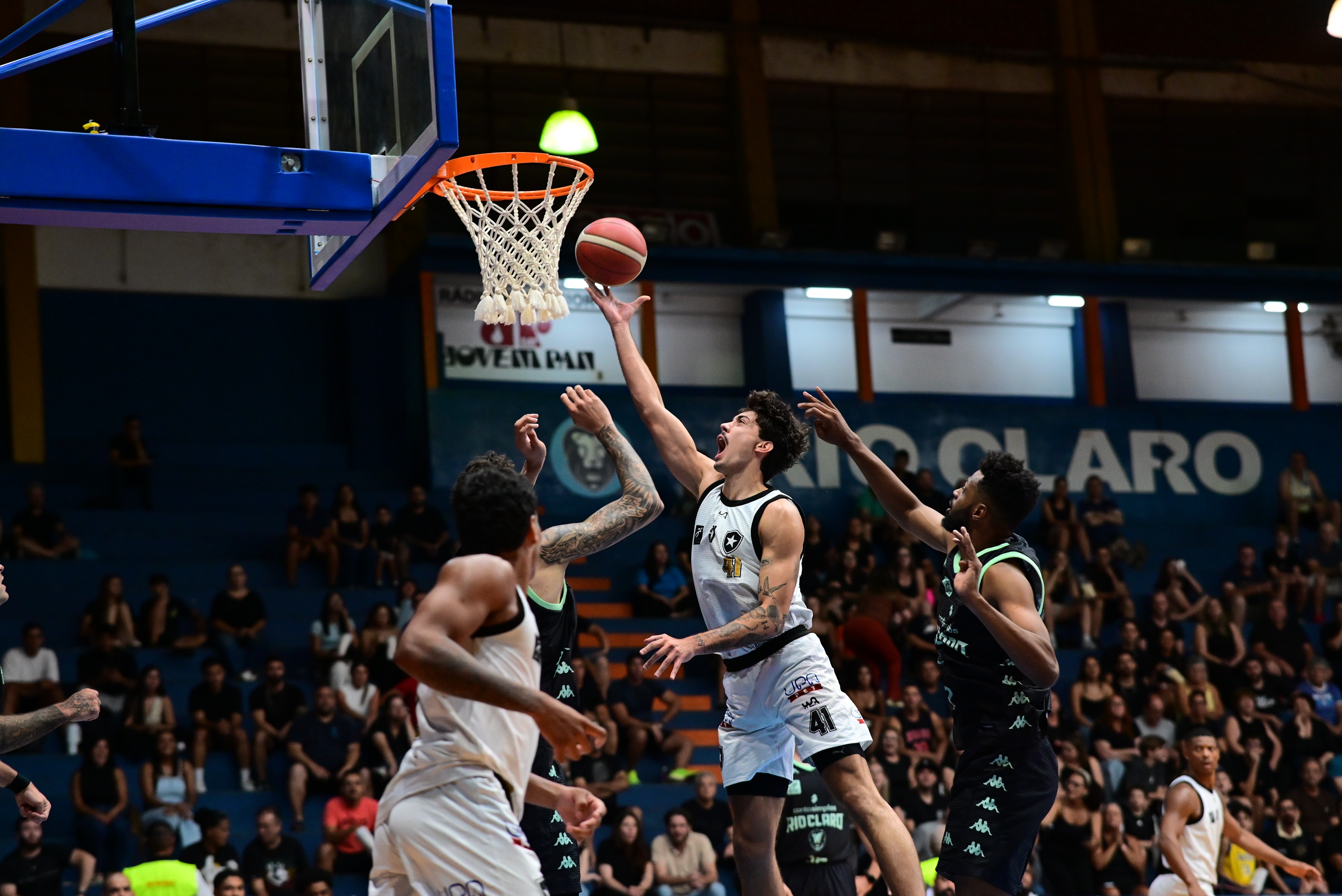 Botafogo faz cesta no último lance e vence Rio Claro no NBB | Ge