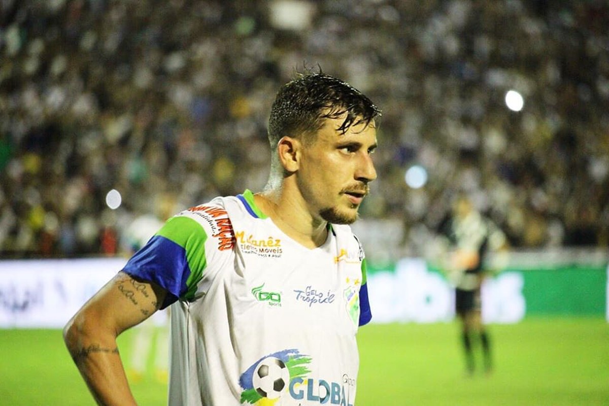 Altos confirma contratação de Júlio Ferrari, lateral-direito titular do ...