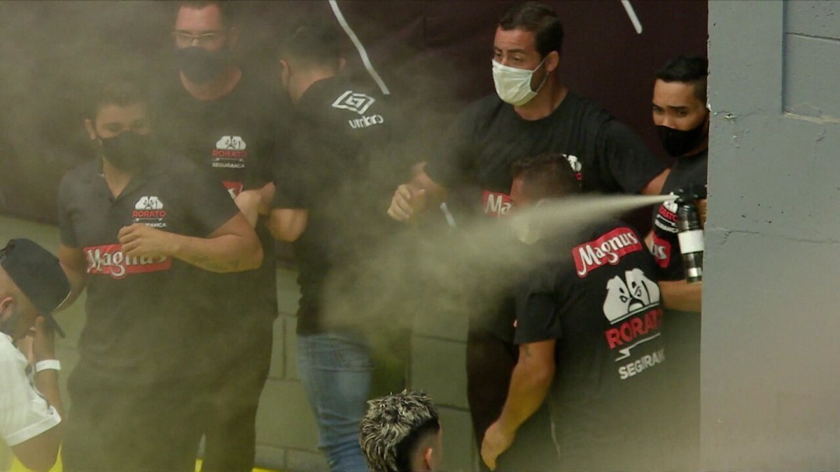 Jogadores do Corinthians levam banho de spray de pimenta em confusão na ...