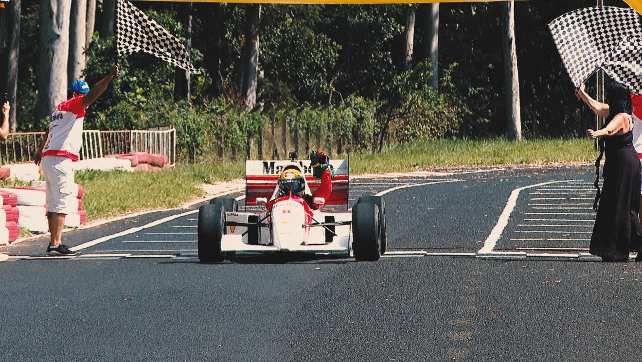 Fã de Senna constrói réplica de carro histórico da McLaren; veja fotos | Ge