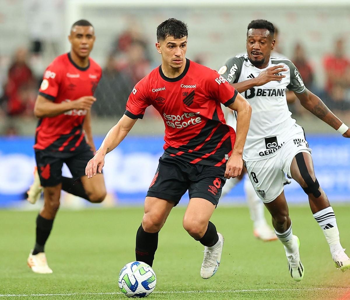 Atuações do Athletico: Vitor Bueno e Léo Linck se destacam, e Vitor ...