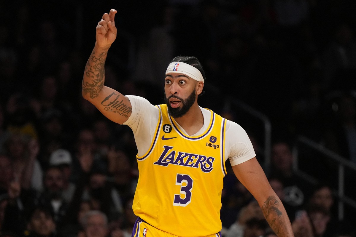 Anthony Davis brilha, e os Lakers vencem os Warriors dentro de casa ...