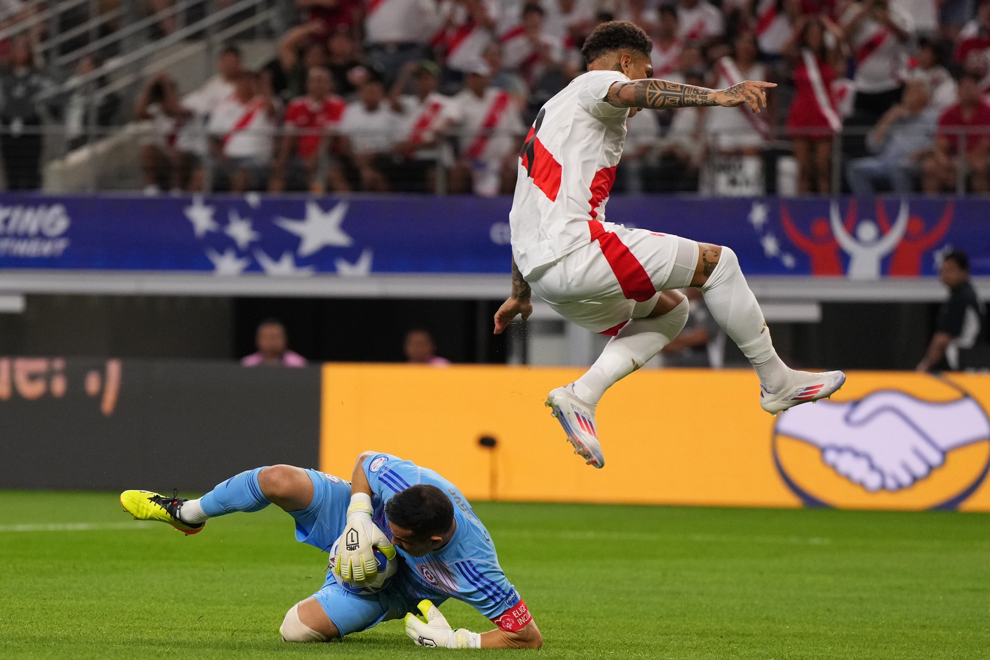 Peru x Chile: Bravo e Guerrero se tornam os jogadores mais velhos a ...
