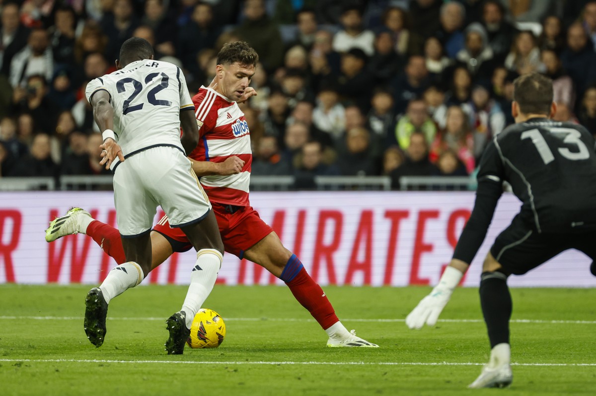 Bayern anuncia contratação de Bryan Zaragoza, destaque do Granada ...