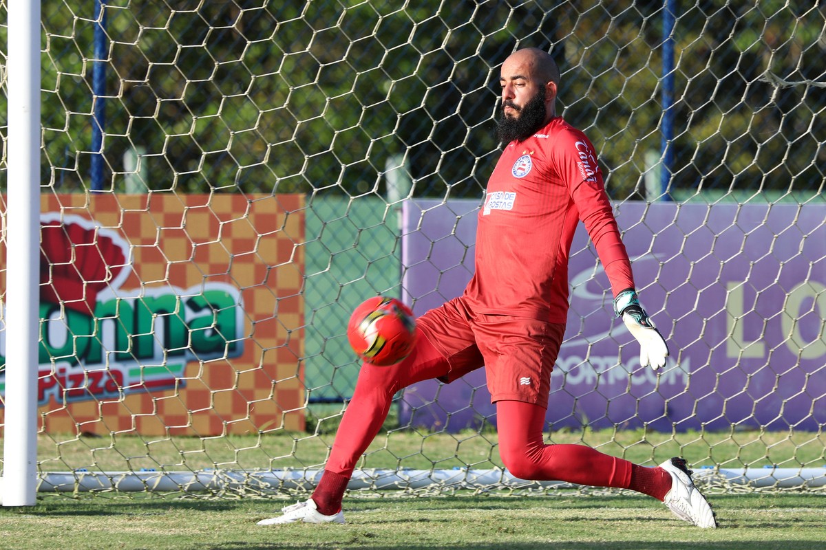 Danilo Fernandes vai passar por artroscopia no joelho e desfalca o ...