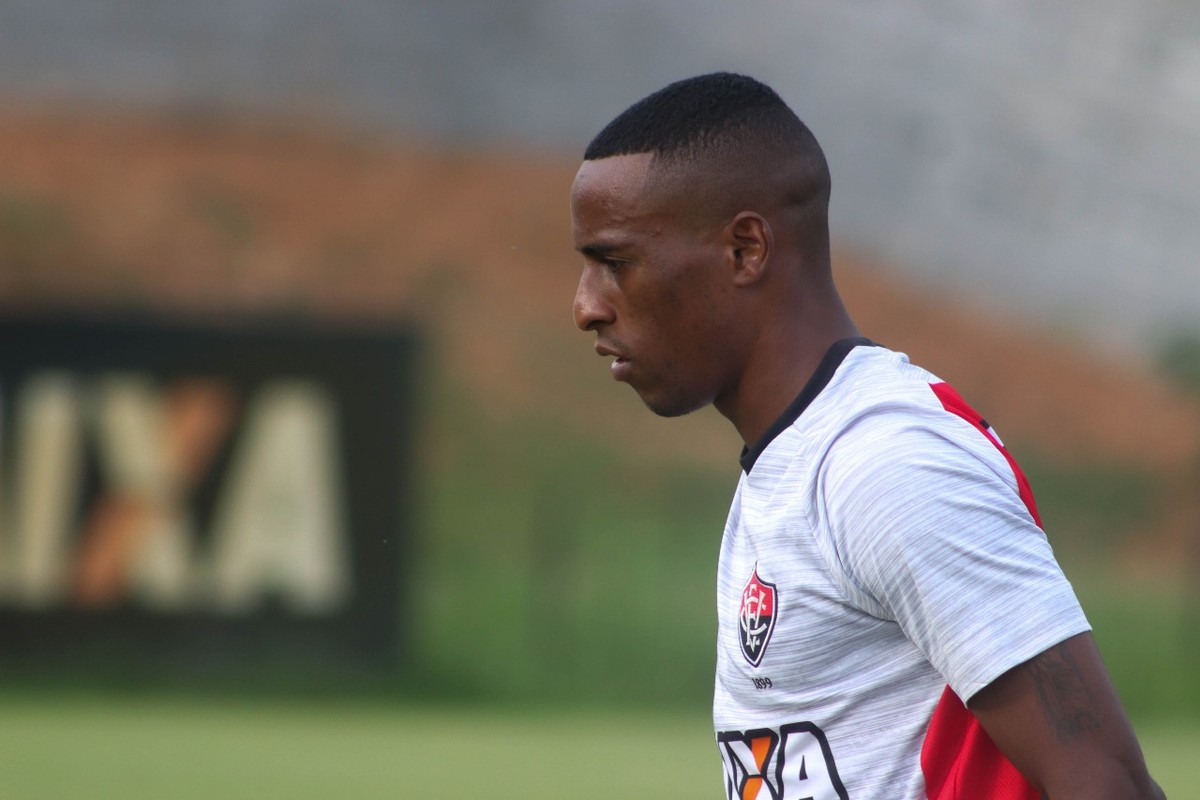 Com esquerda reforçada, Jeferson é opção para posição em que se sente à ...
