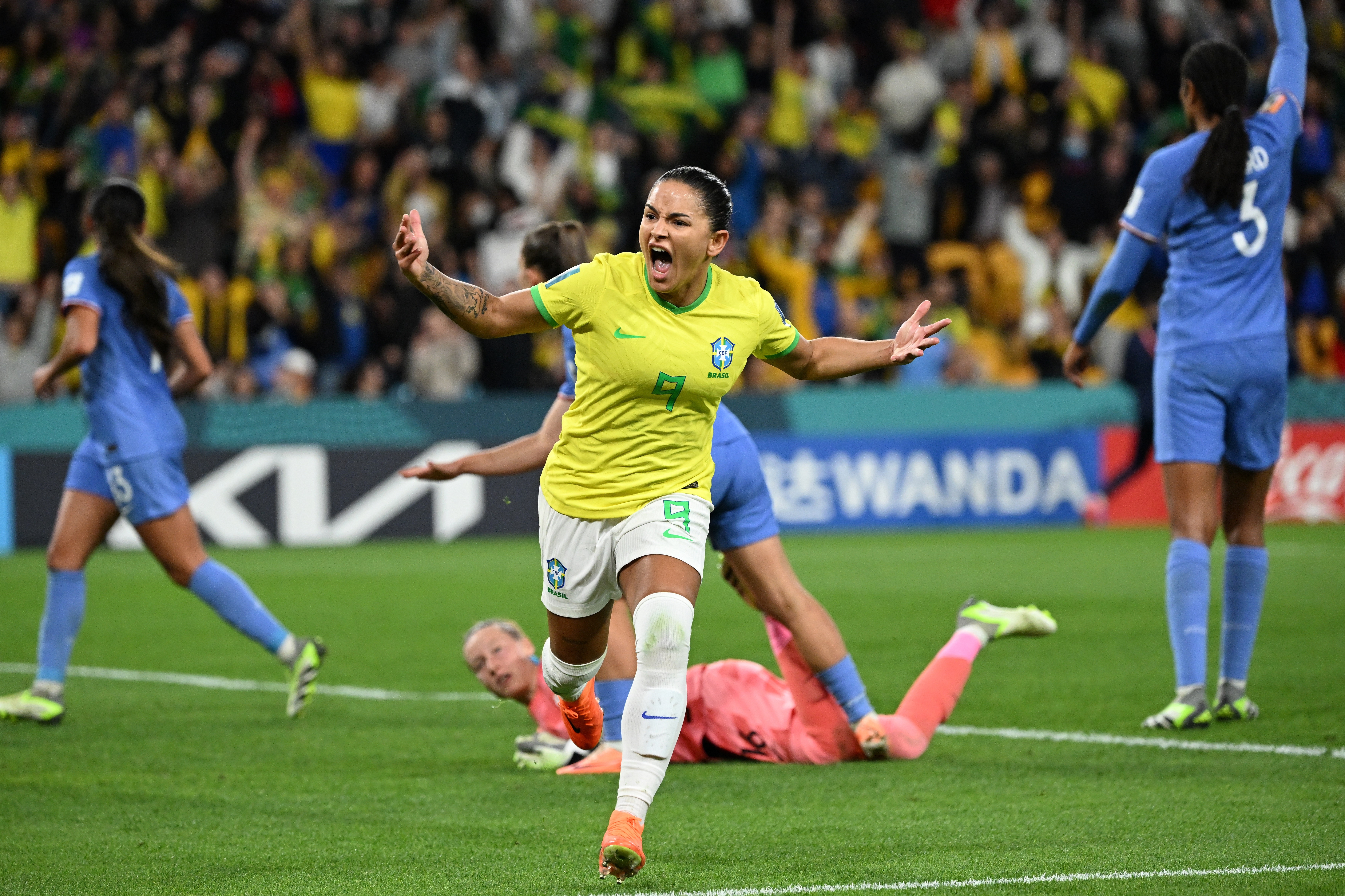 Campeã mundial com os EUA critica ausência de Debinha nas Olimpíadas ...