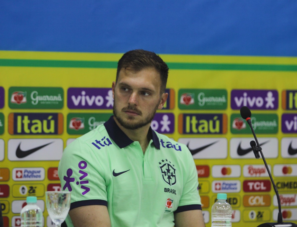 Lucas Perri relembra período que foi treinado por Hélio dos Anjos ...