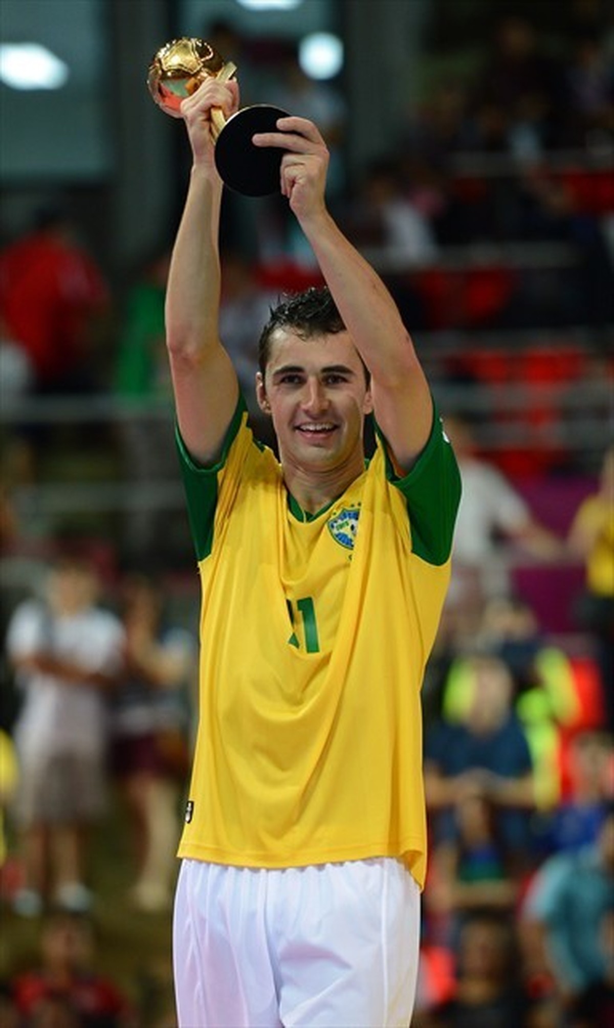 Neto perde troféu de melhor jogador de futsal do mundo e pede ajuda na web