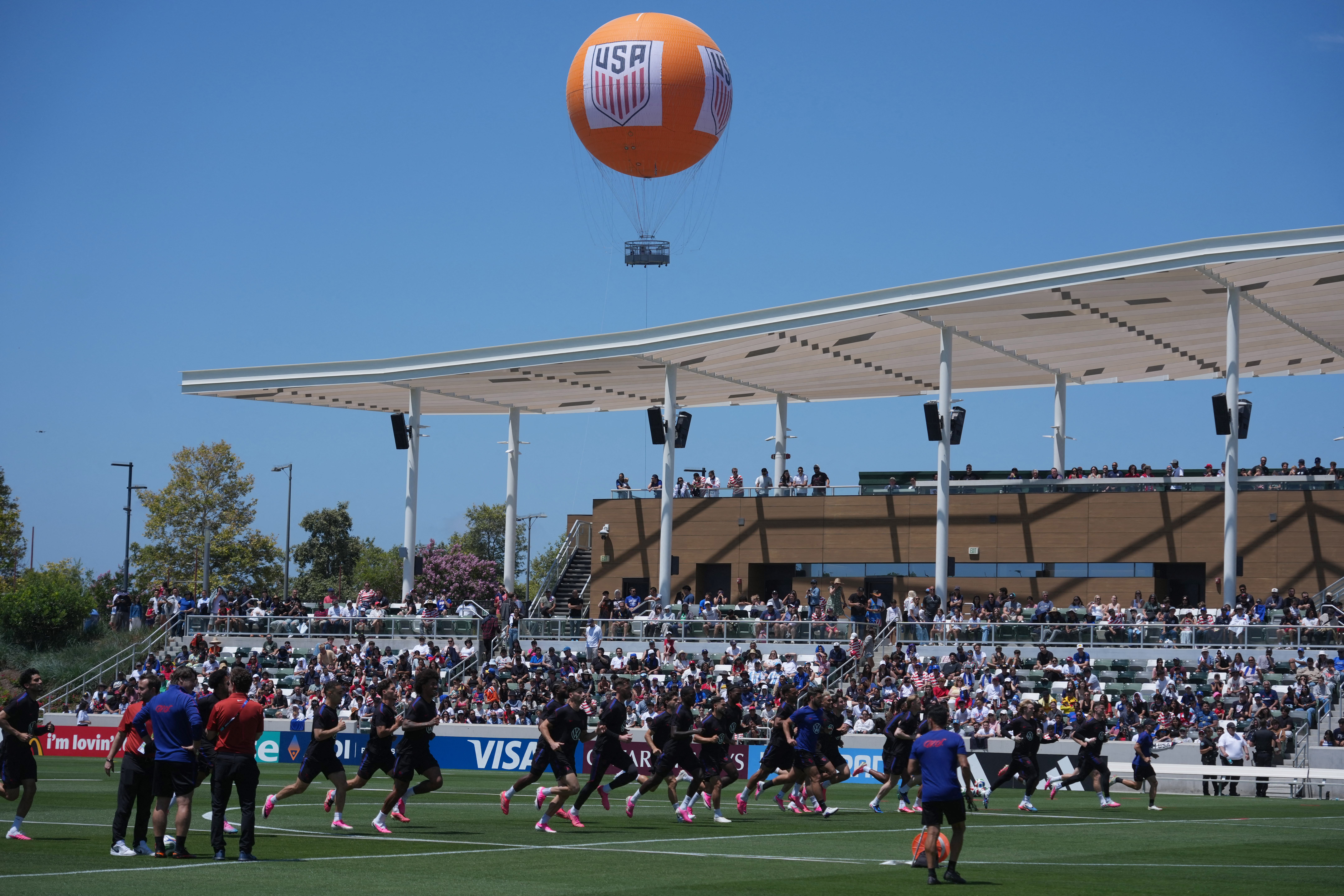 Seleção dos Estados Unidos lota estádio em treino para a Copa | Ge