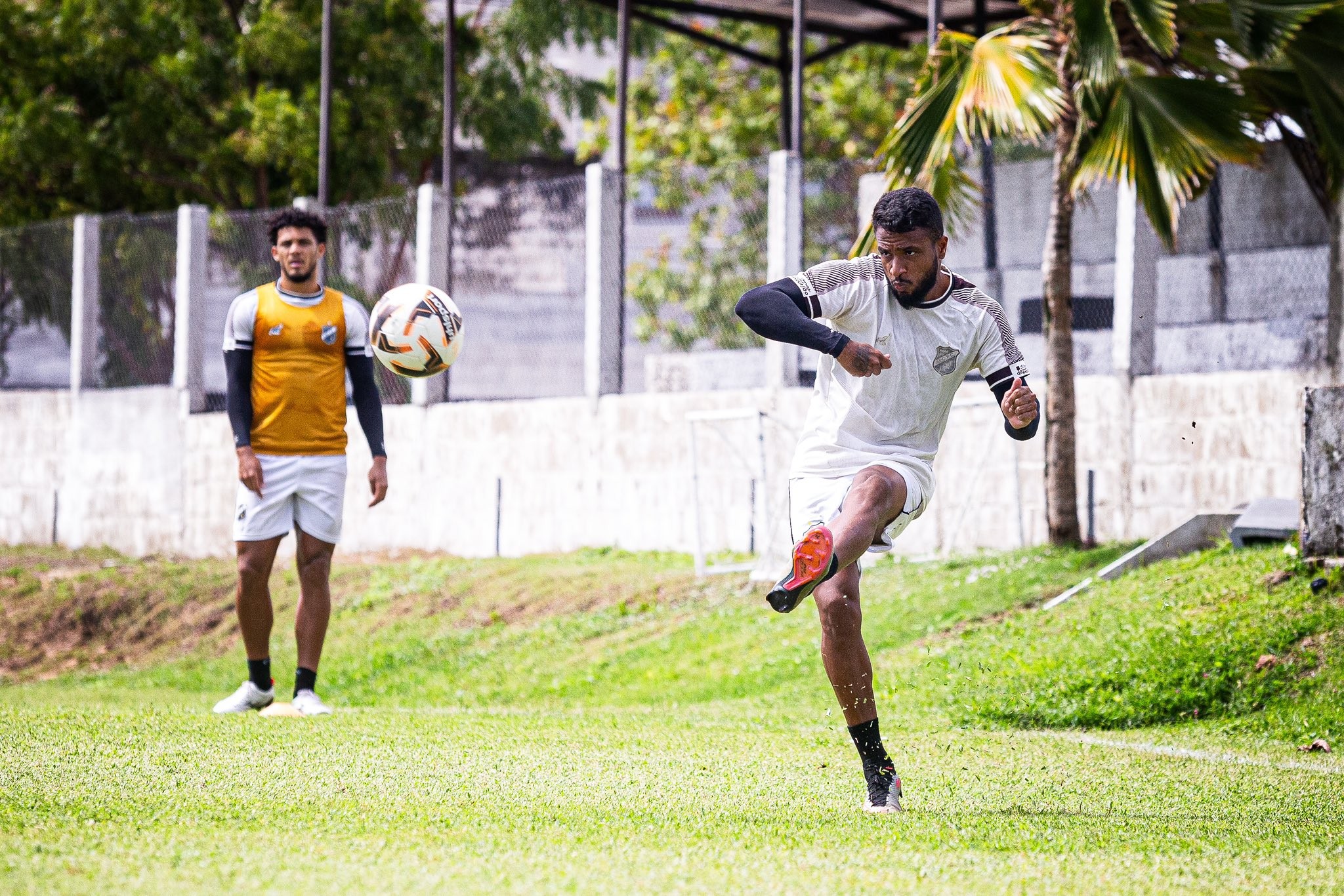 Manoel treina e deve jogar neste sábado; veja relacionados do ABC