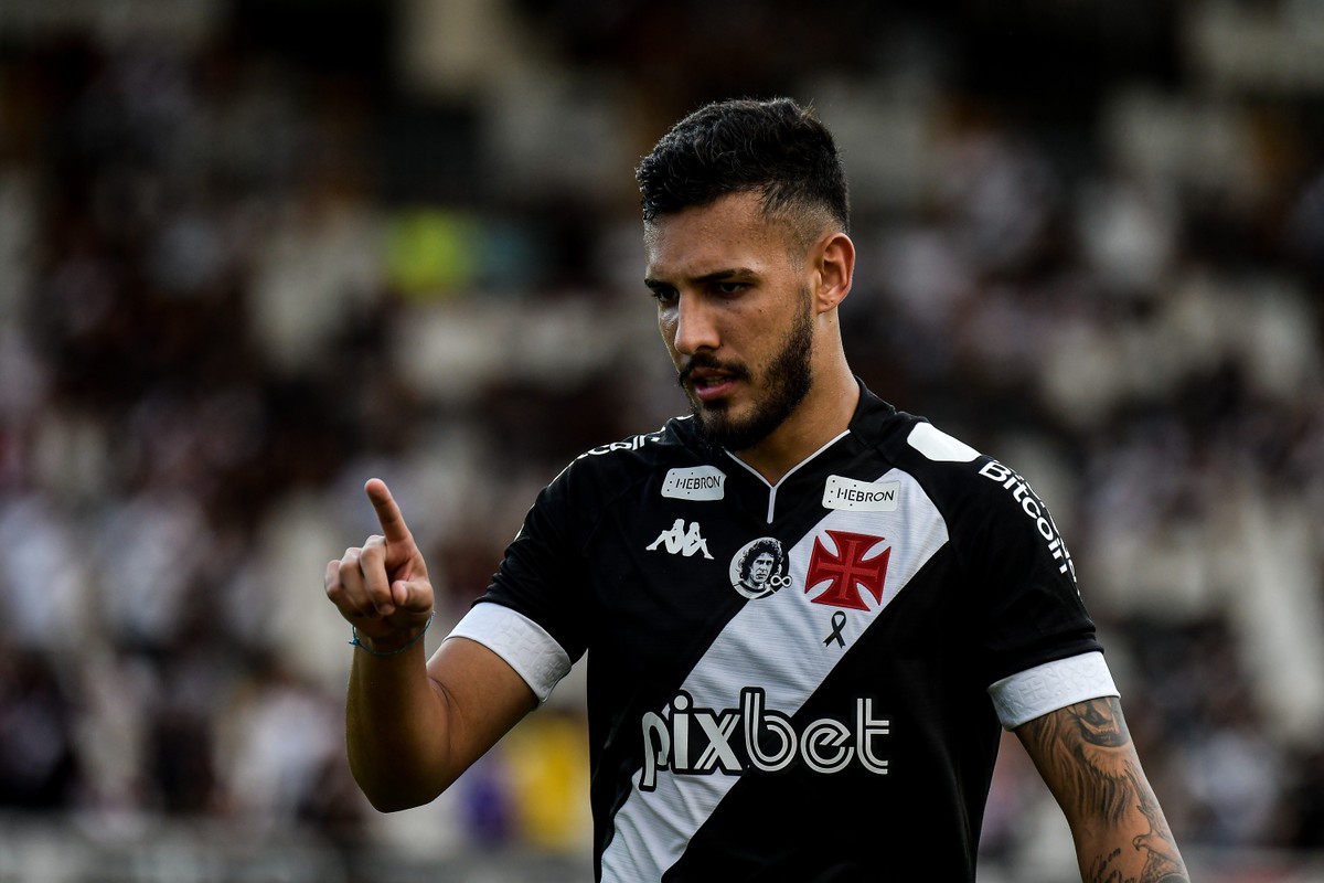 Vasco renova com zagueiro Zé Vitor até dezembro de 2026 | vasco | ge