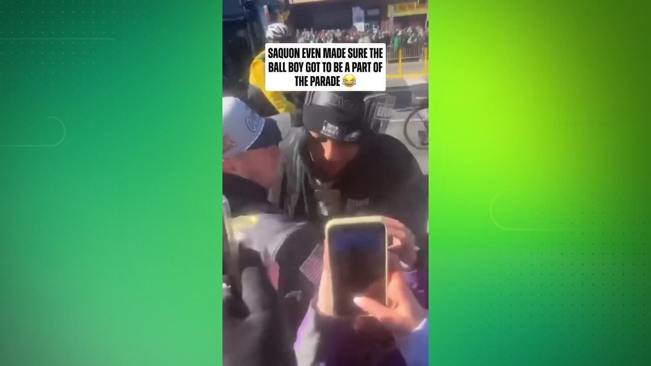 Barkley puxa gandula para desfile de comemoração dos Eagles