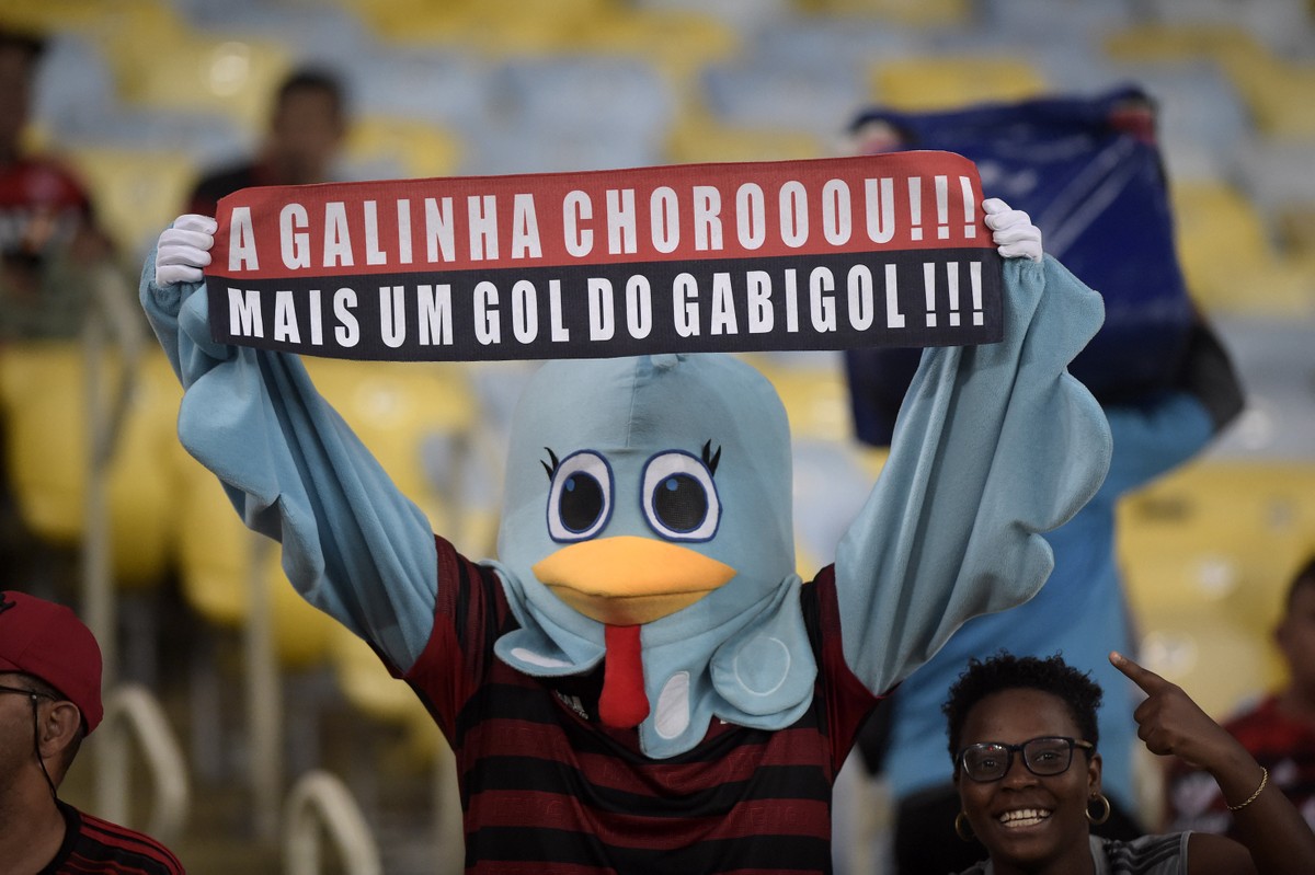 Meme de arquibancada de Gabigol ganha novas versões e reforço divino no ...