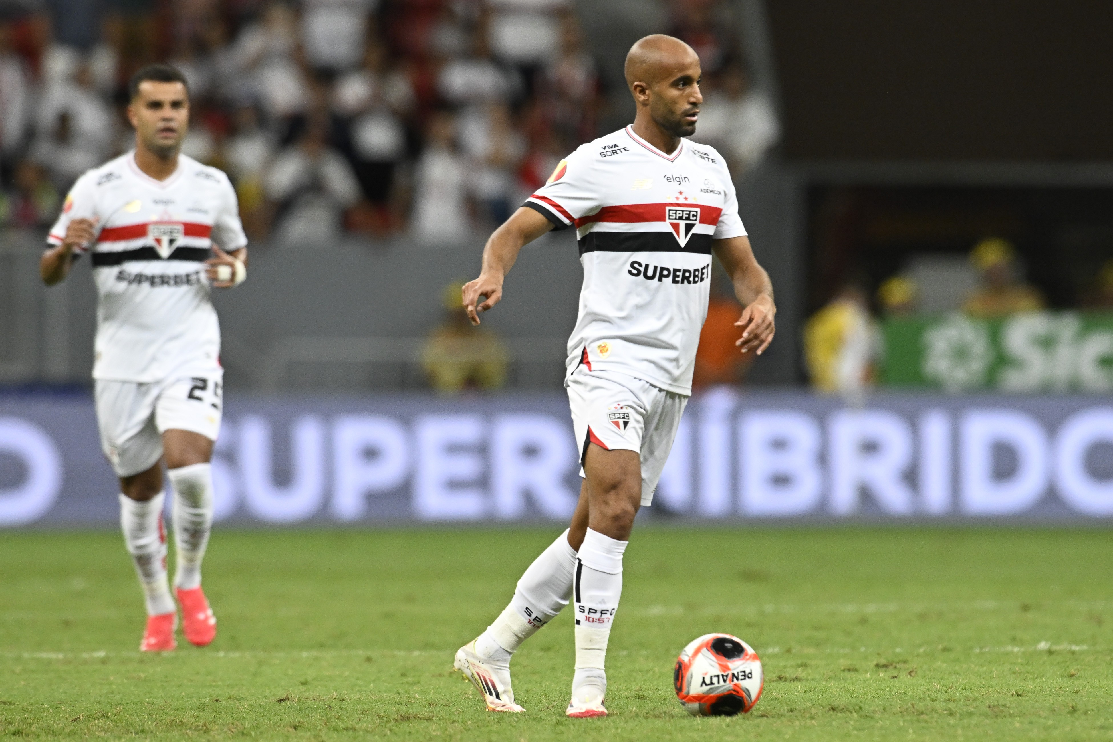 Entenda a lesão na cápsula posterior sofrida por Lucas Moura | Ge