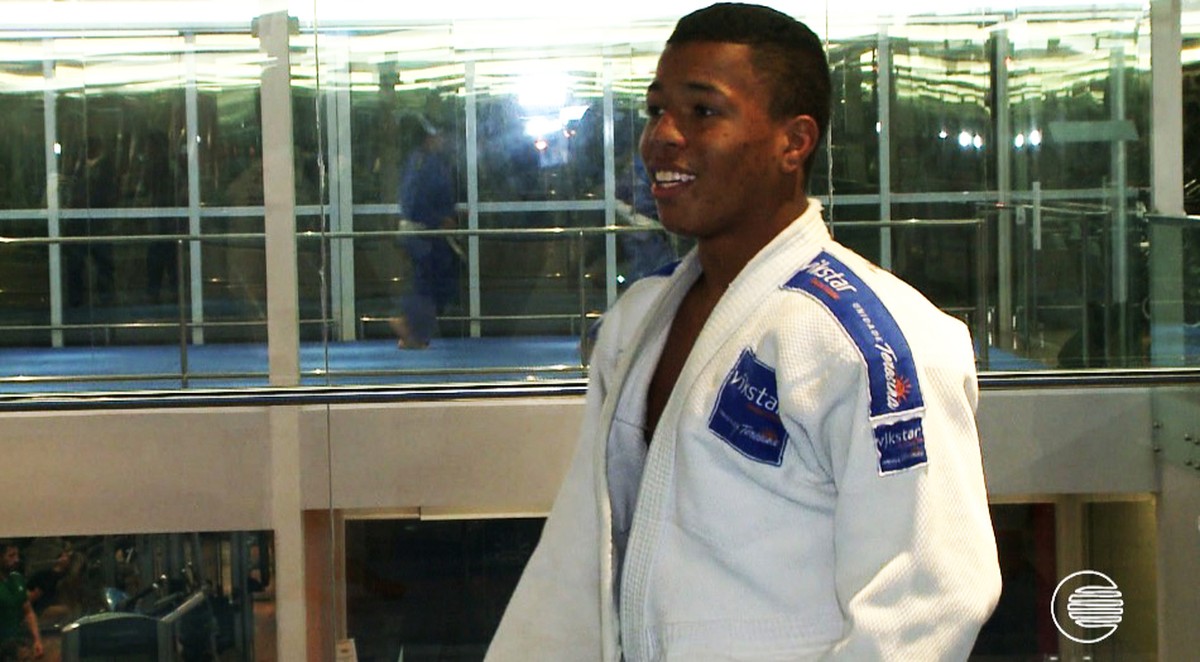 À espera de vaga no Mundial, Émerson Silva é convocado para treino em ...