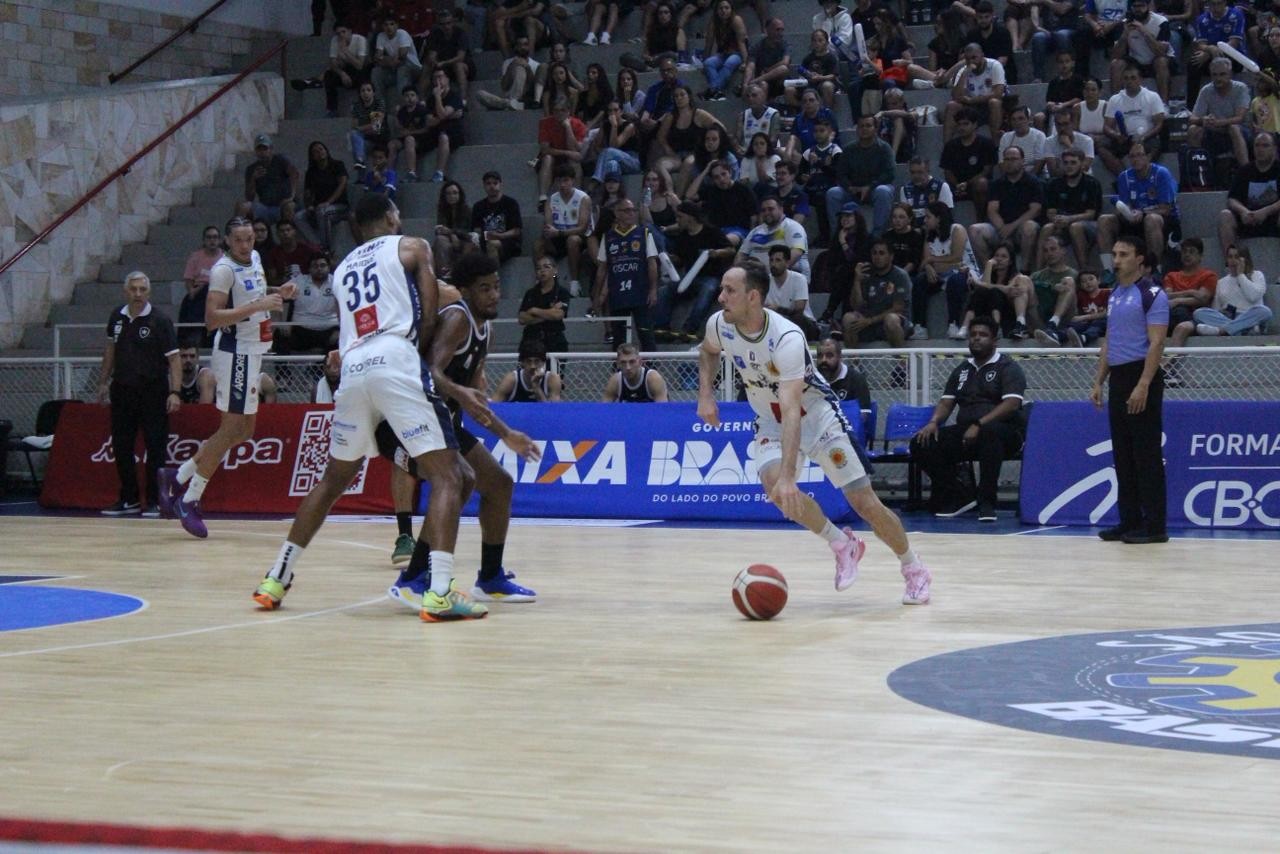 Sob o comando de um novo treinador, São José bate o Botafogo pelo NBB | Ge