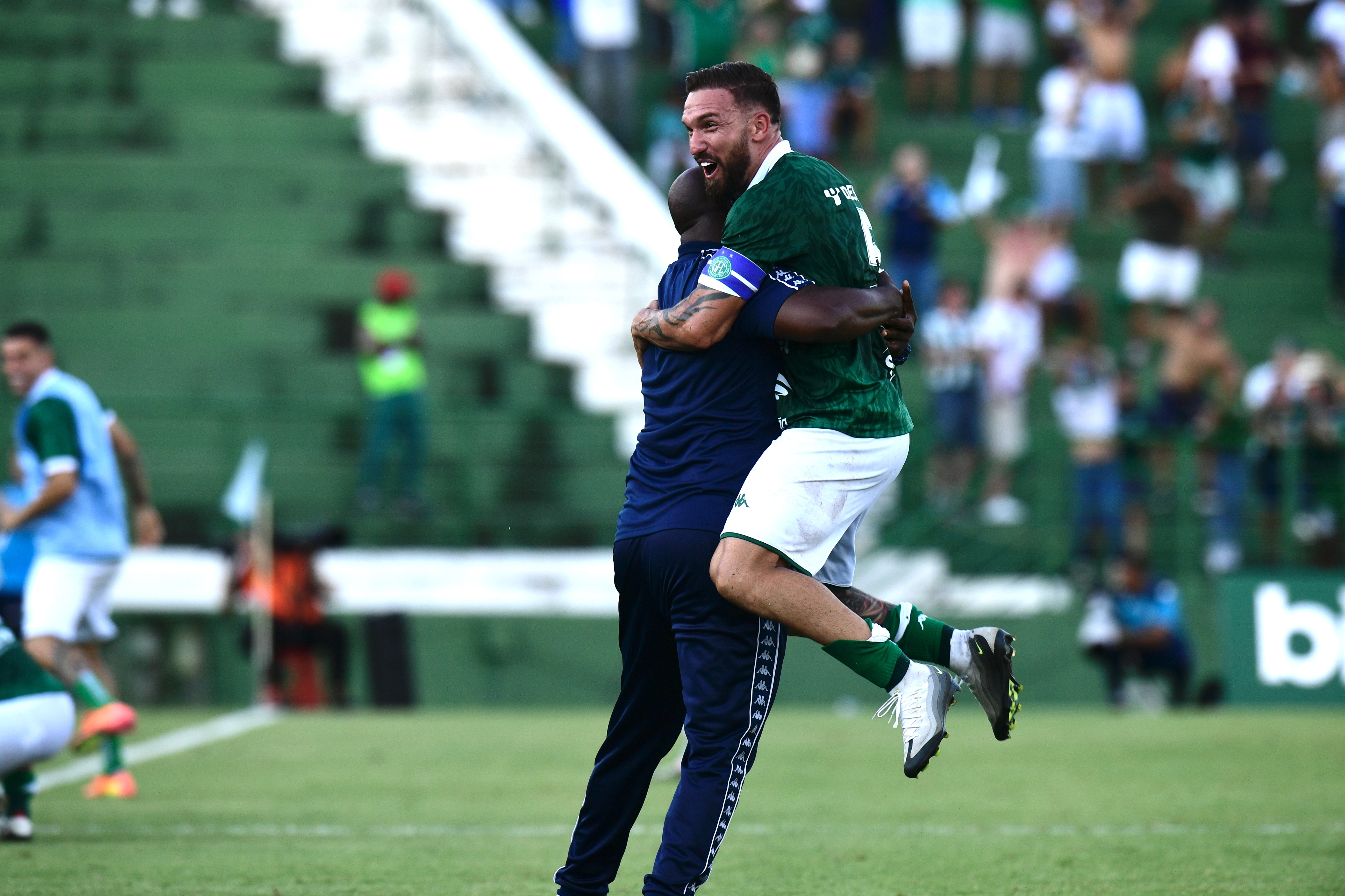 Guarani provoca a Ponte após dérbi, e elenco faz a festa com a torcida | Ge