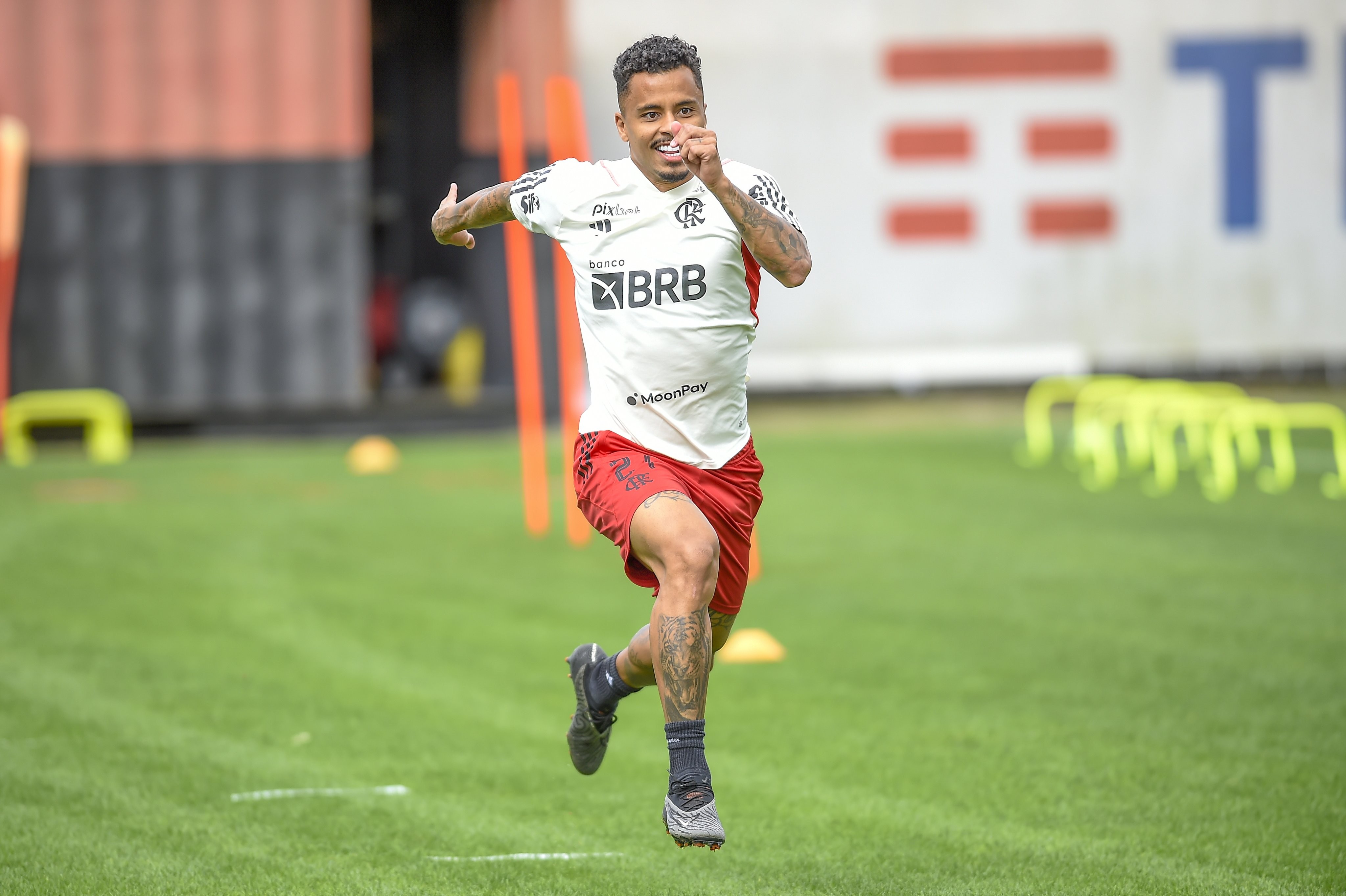 Allan volta a treinar com o grupo na terça e pode reforçar Flamengo ...