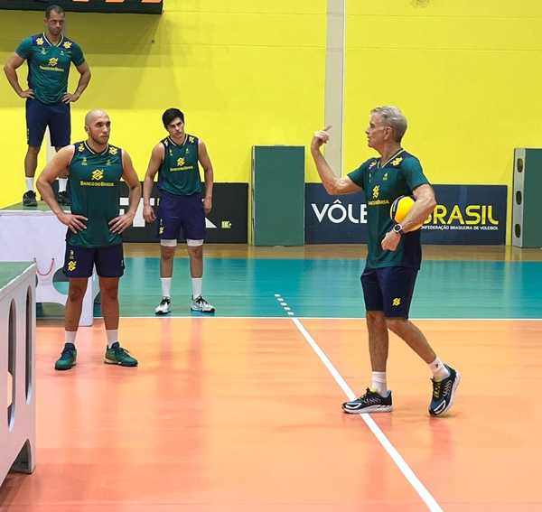 Bernardinho entrega parte do time de Paris antes do início da Liga das ...
