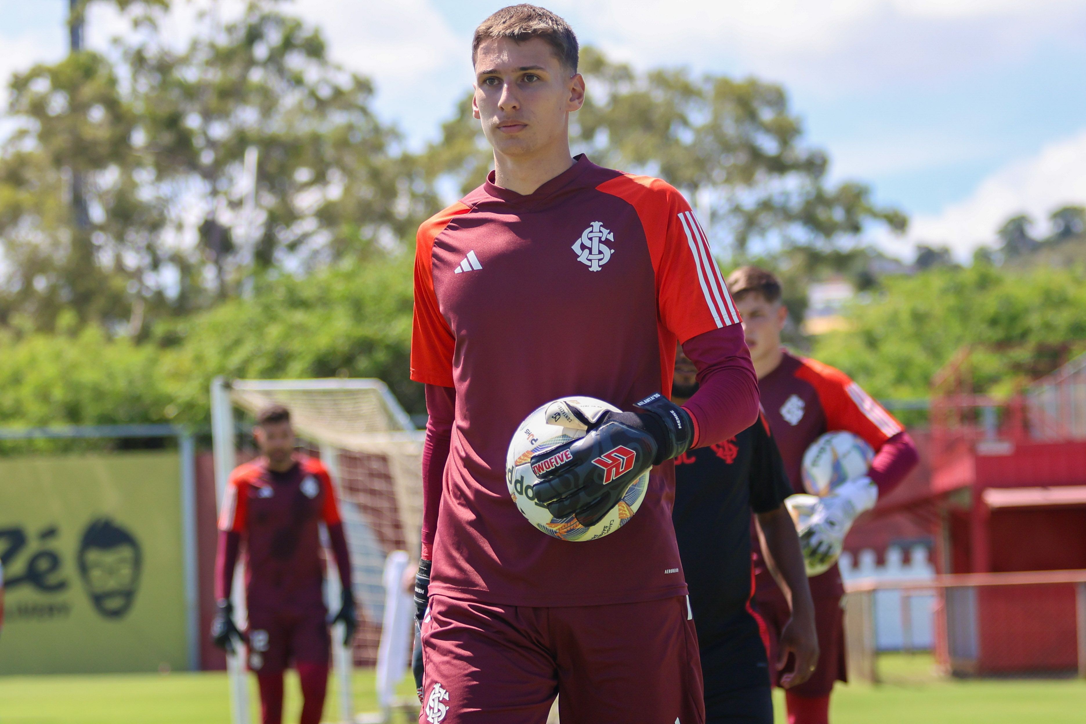 Inter negocia empréstimo de goleiro a time treinado por Fàbregas | Ge