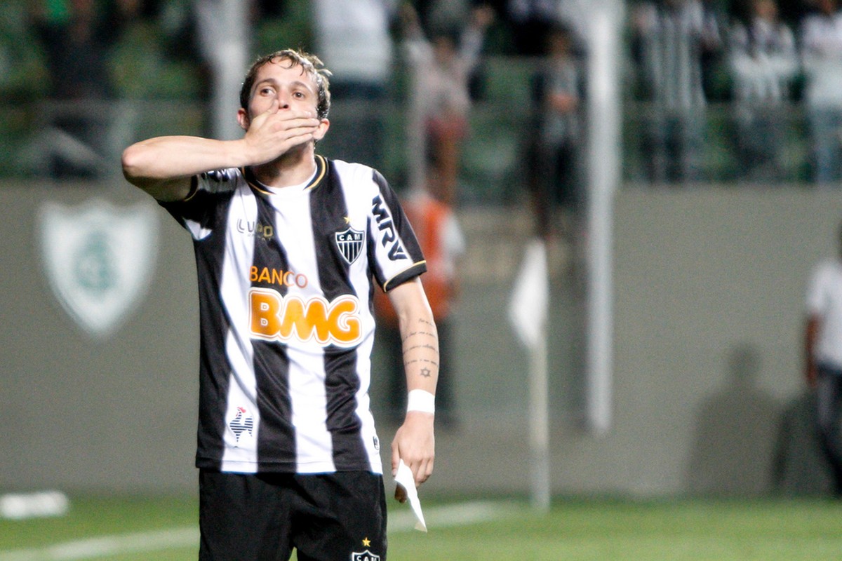 Bernard diz que prefere Galo caso volte ao Brasil; clube vê salário ...
