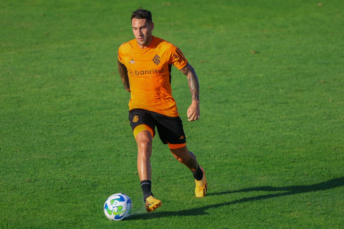 Hugo Mallo é regularizado no BID e pode estrear pelo Inter contra o ...