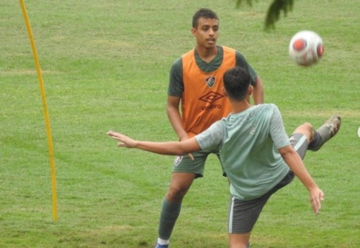 Filho de Felipe Melo, Davi Melo treina em Xerém e fica perto de ...