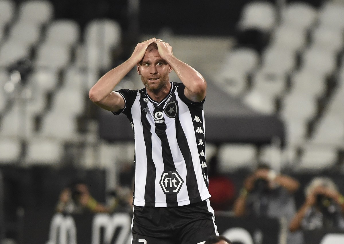 Sem registro no Bira, Carli aguarda novo contrato, mas Botafogo quer ...