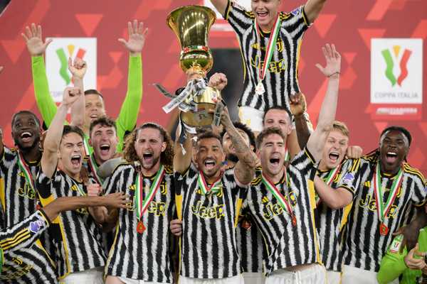 Danilo entra para a história da Juventus ao levantar troféu como ...