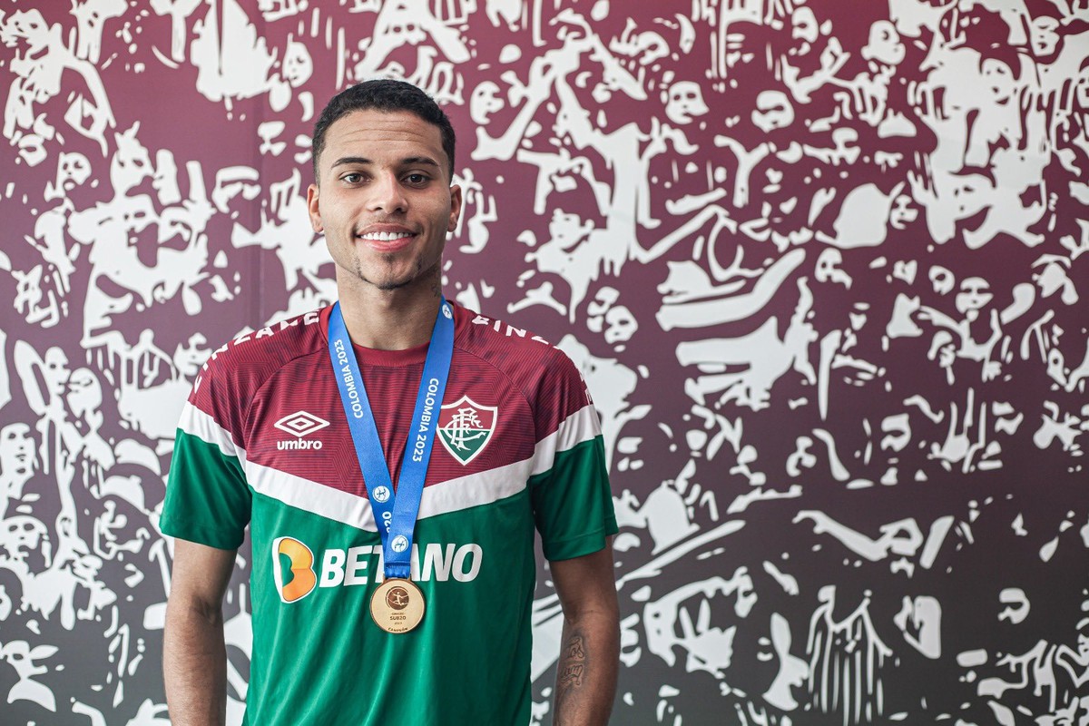Alexsander se reapresenta ao Fluminense e fica à disposição para jogo ...