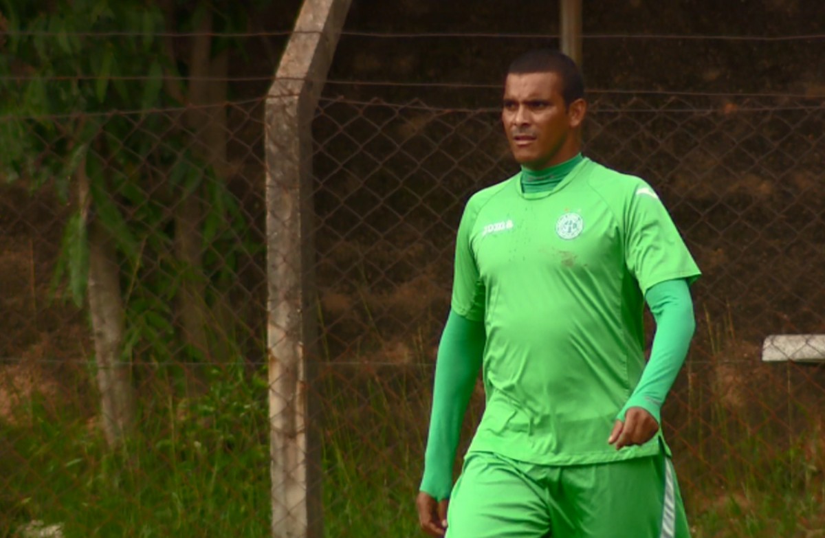 Gilton sofre lesão no joelho e desfalca Guarani na sequência da Série B ...