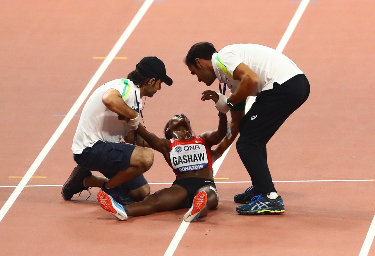 Corredora passa mal e cai na pista durante eliminatória dos 5.000m do ...