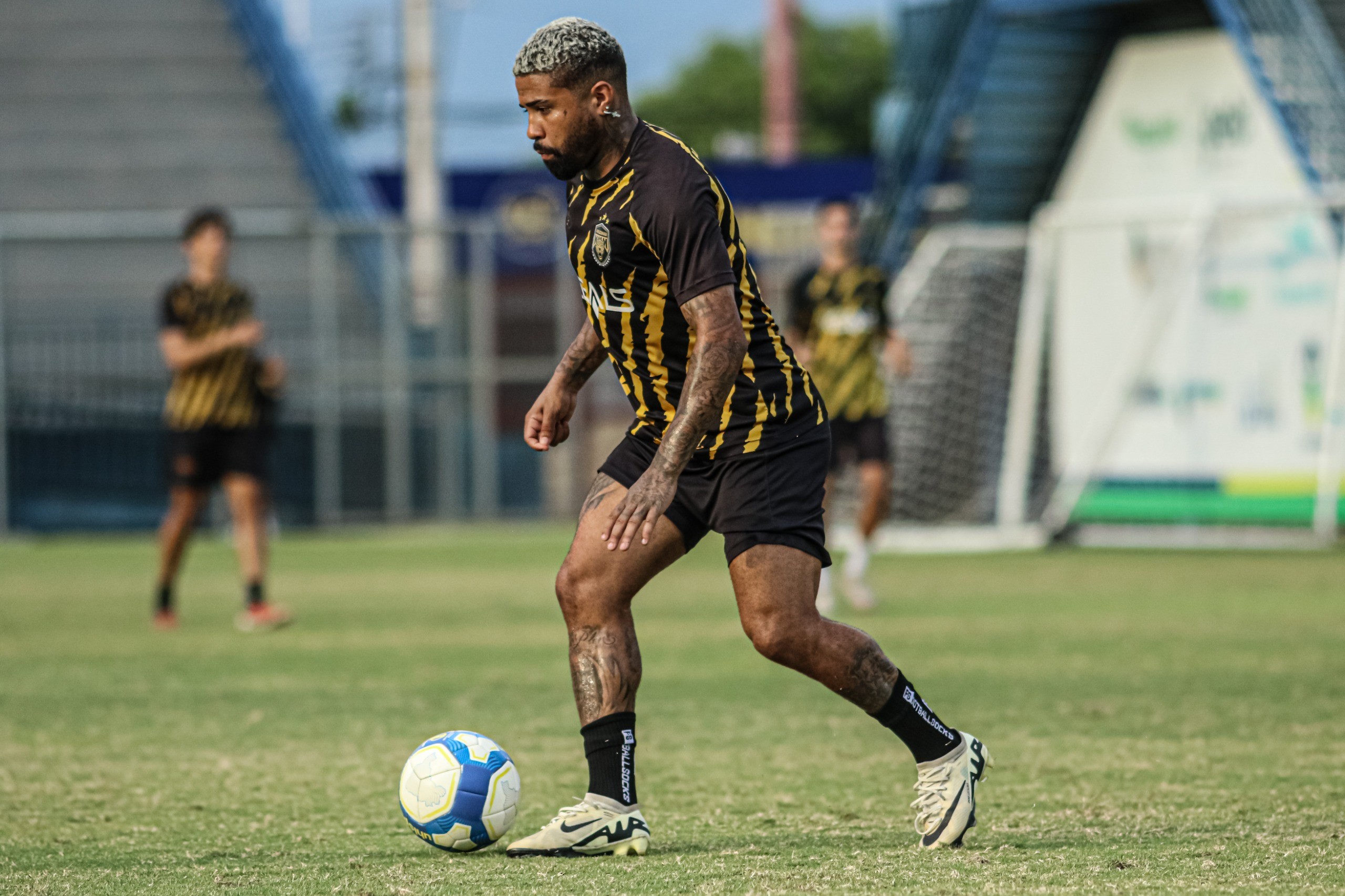 Anunciado em julho, atacante belga Josh Epiah, ex-Leicester, deixa o ...