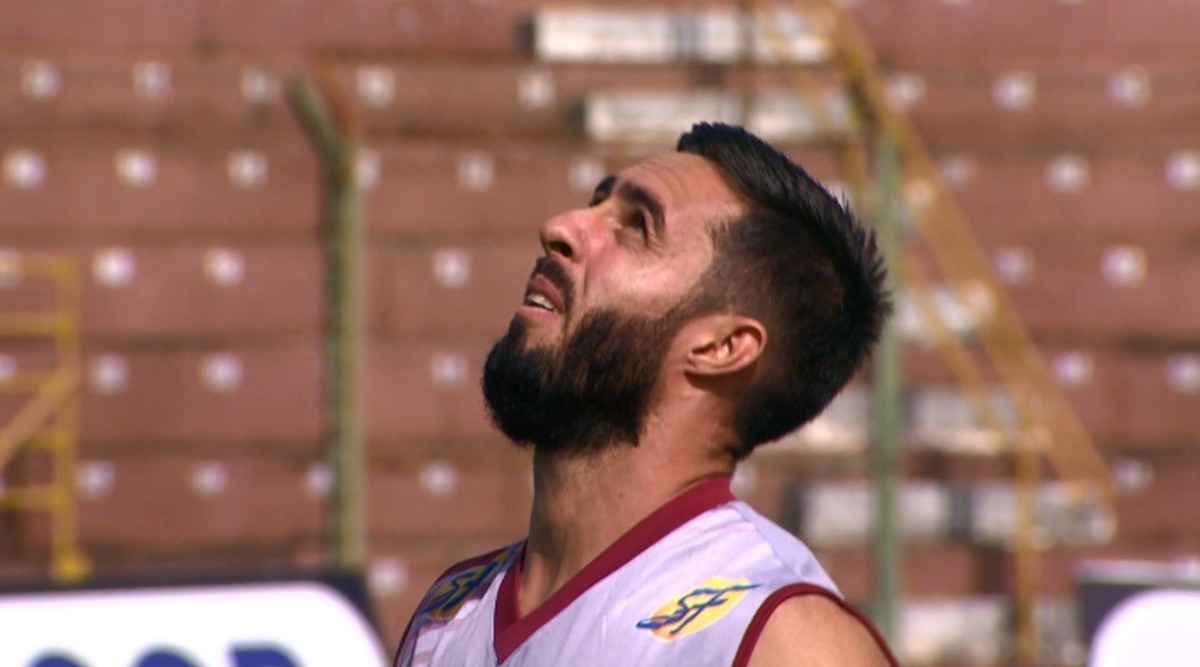 Em busca de uma linha de frente mais encorpada, Belo anuncia o atacante ...