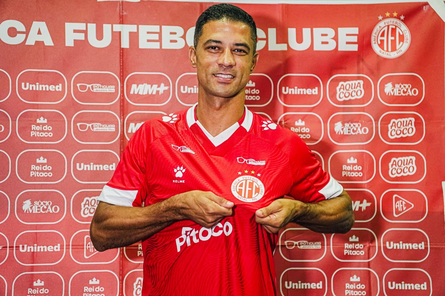 Um mês após ser anunciado, Ricardo Bueno é apresentado pelo América-RN