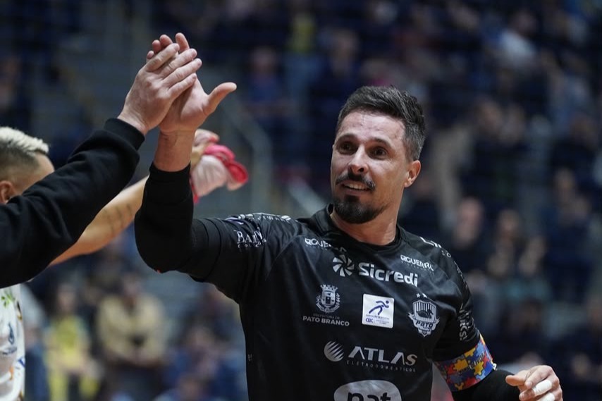 Pato vence e tira invencibilidade e liderança do Praia na LNF | Ge